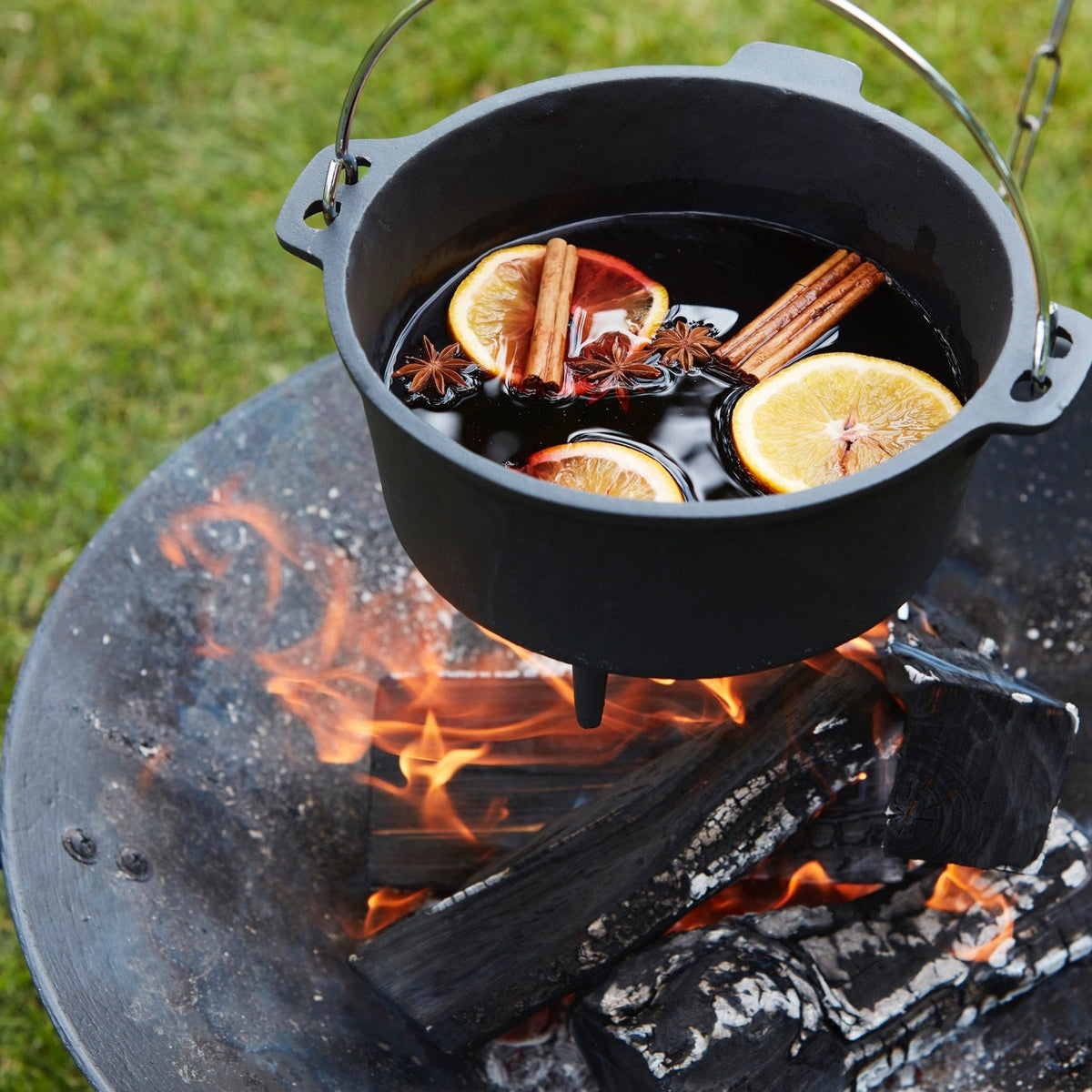 Glühwein klaargemaakt boven het houtvuur – Barbecook